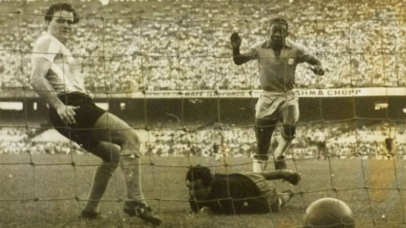 El debut de Pelé, a los 16 años y metiendo su primer gol