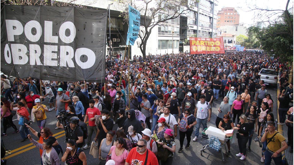 Marcha piquetera: Vallas, requisas y mucha cartelería