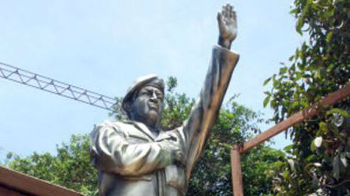 Militarizan la estatua de Hugo Chávez en Bolivia