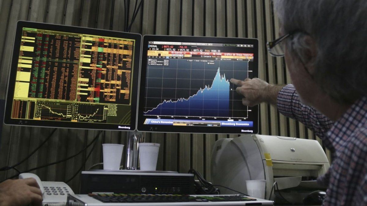 Merval rojo en la previa de licitación clave y dato del IPC