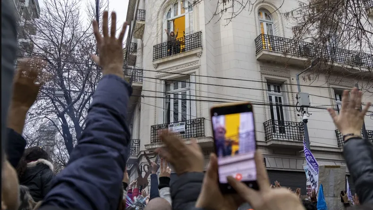 Marcha por CFK: Protocolo antipiquetes y control de micros con listas ...