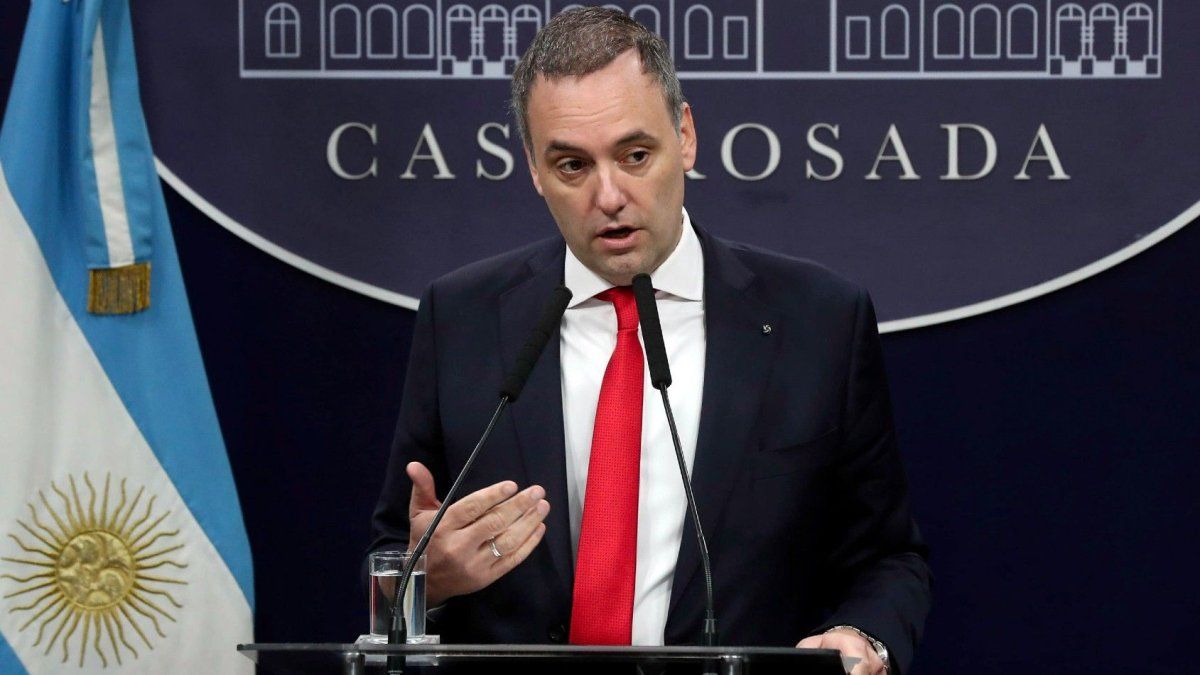 Manuel Adorni contra Massa y Malena Galmarini: Aysa funcionó como ...