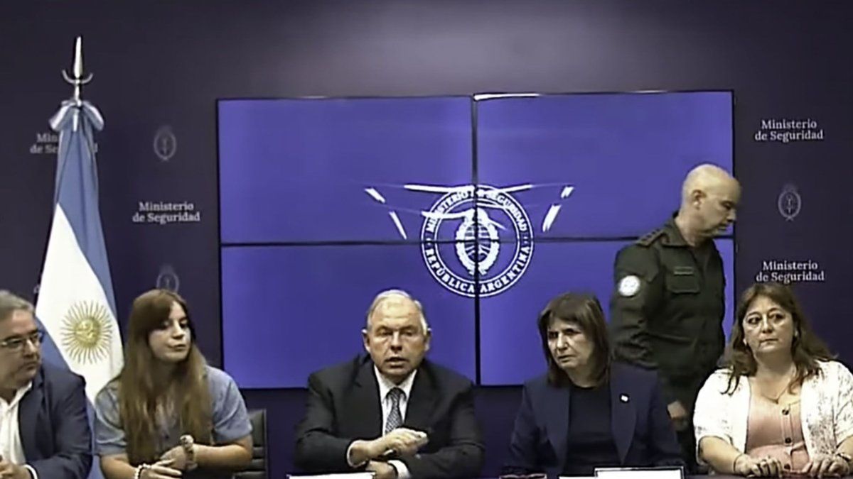 Bullrich junto a la familia del gendarme detenido en Venezuela: No es ...