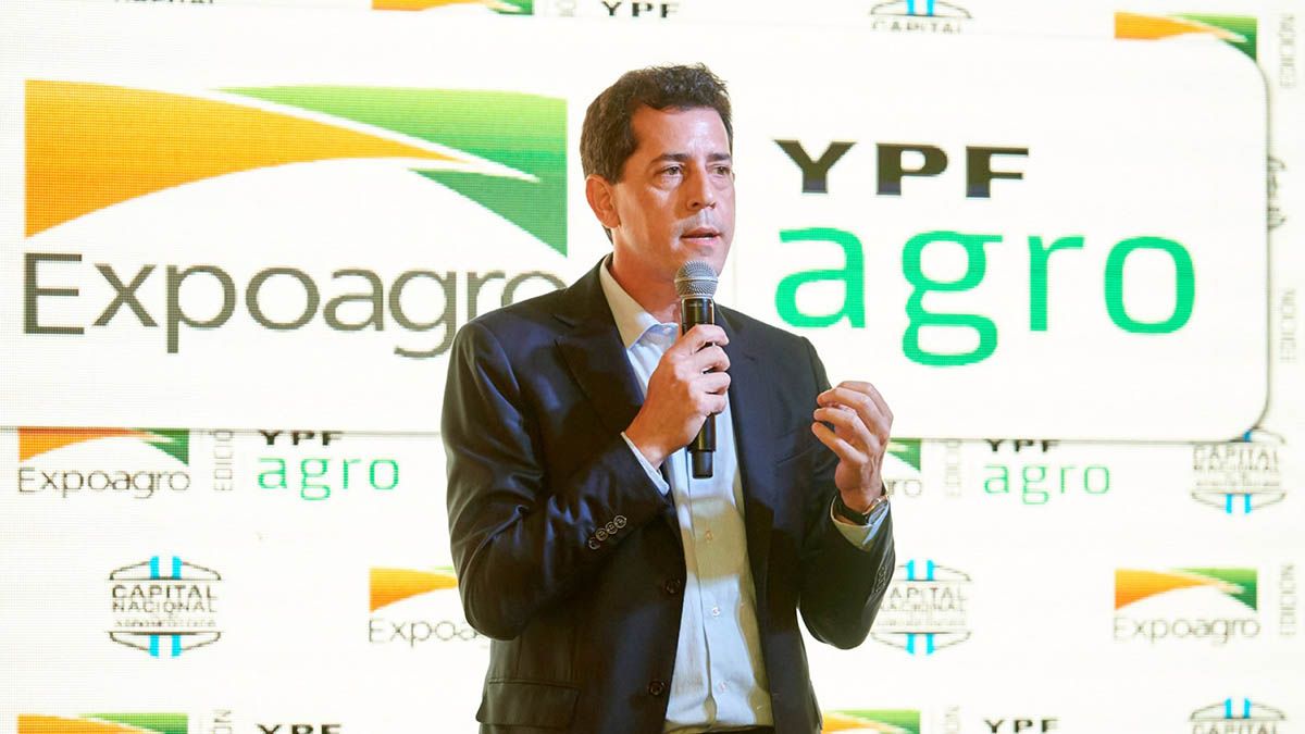 Wado de Pedro no quiere que lo bajen y se acerca al campo