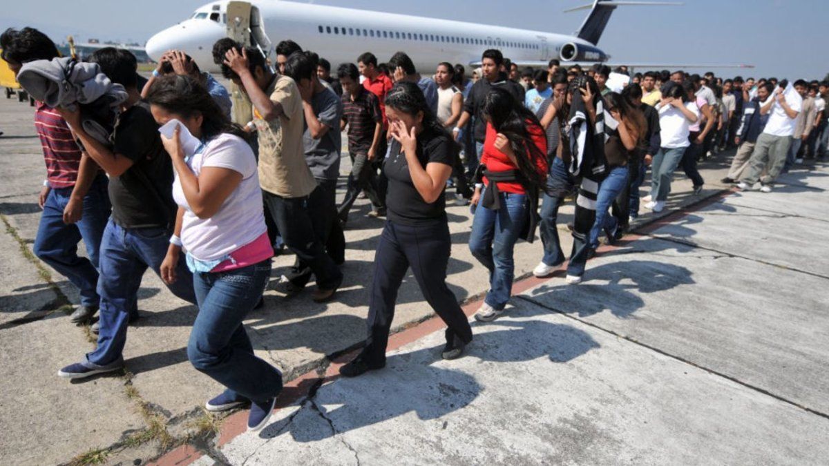 Donald Trump contra inmigrantes: deportaciones exprés y redadas públicas