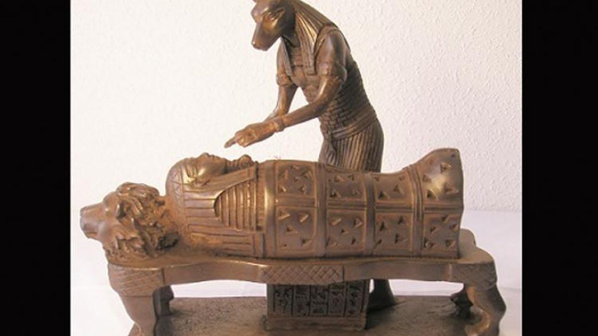 El pro-cubano Jaua se aferra al dios Osiris para invocar a Chávez (?)