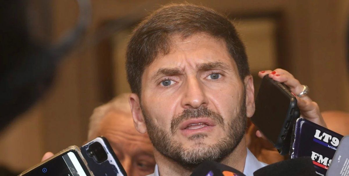 Maximiliano Pullaro sigue sumando en su contra: Docentes rechazan ...