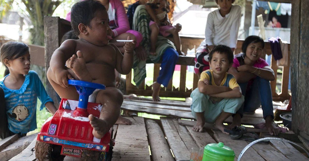 Así luce ahora el bebé que fumaba 40 cigarrillos a diario
