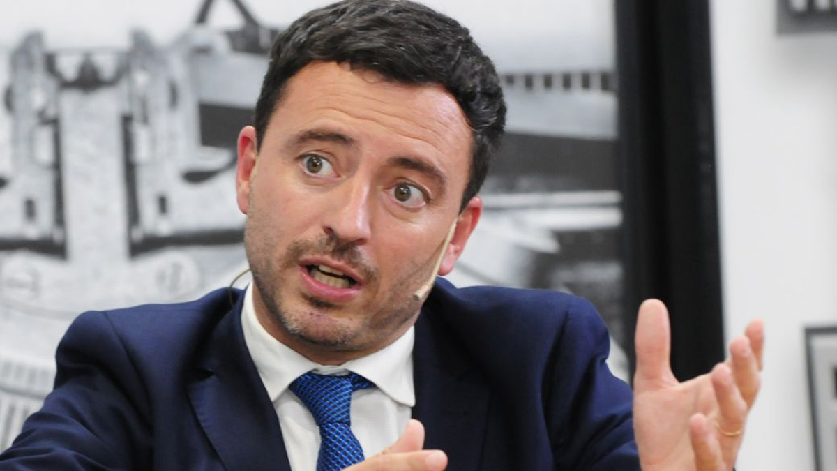 Rodrigo de Loredo publicó un video manipulado del gobernador Llaryora (hecho con IA) y estalló ...