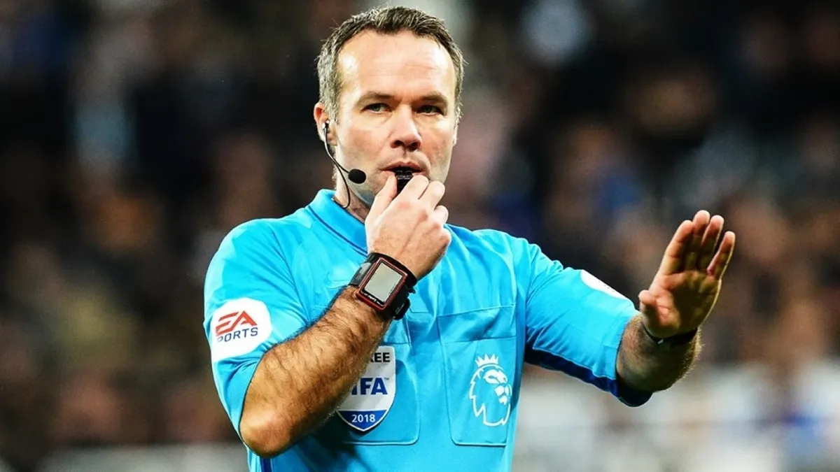 ¿Cuándo se usó un silbato por primera vez en el fútbol?