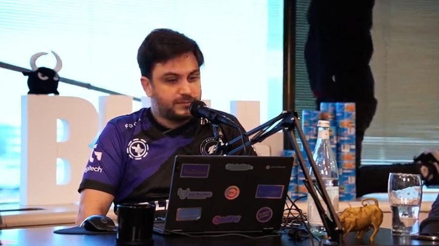 Ramiro Marra cierra la campaña con estilo nerd