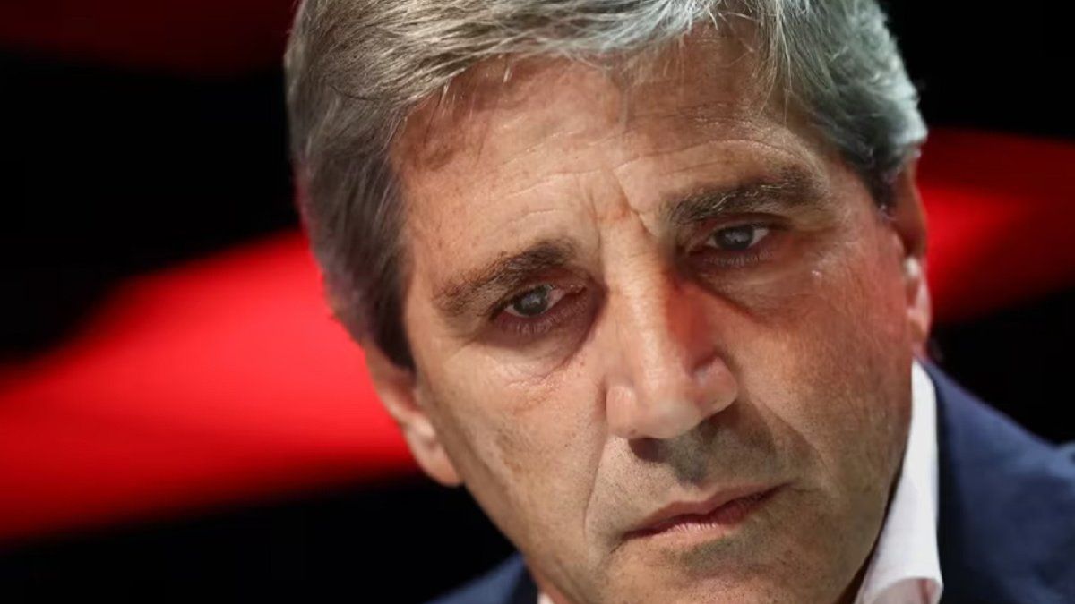 Caputo y una toma de ganancias que llevó al riesgo país a 710 puntos