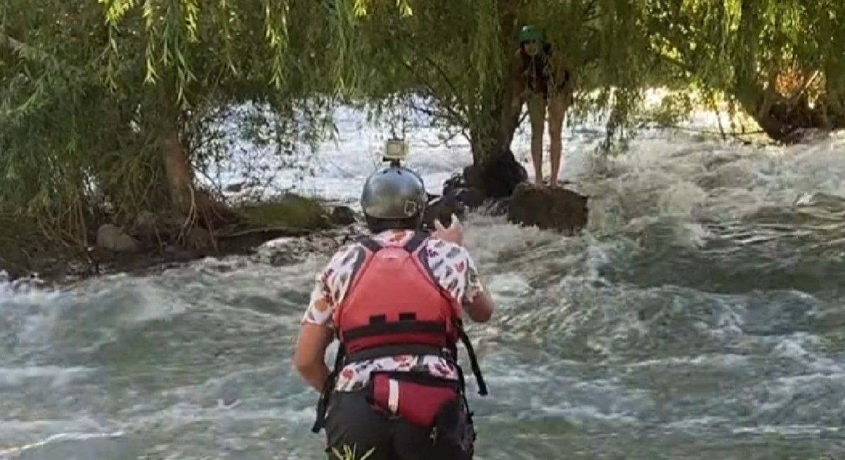 El tenso y peligroso rescate de una turista que cayó de su balsa en el río Atuel