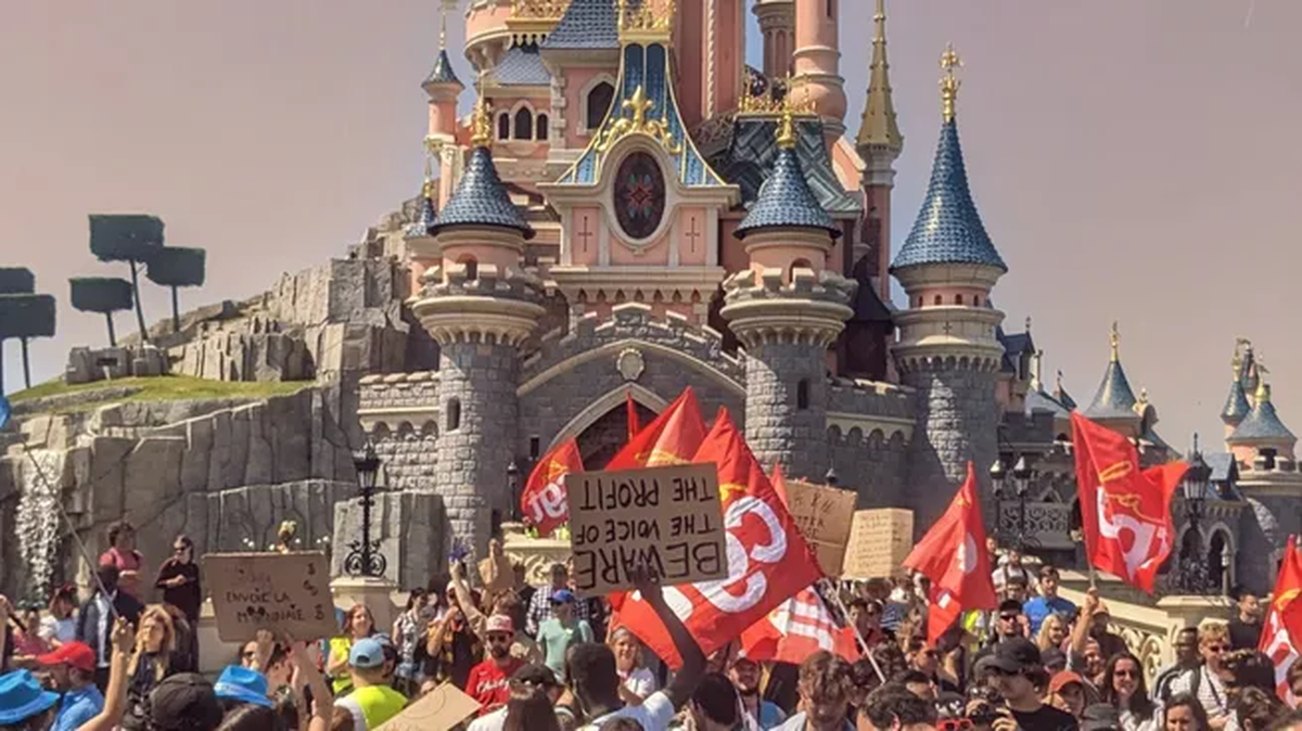 Protestas llegan a Disneyland París: Huelga colapsa el parque