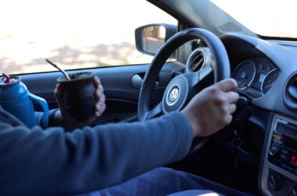 Multas por tomar mate manejando: De cuánto es el monto