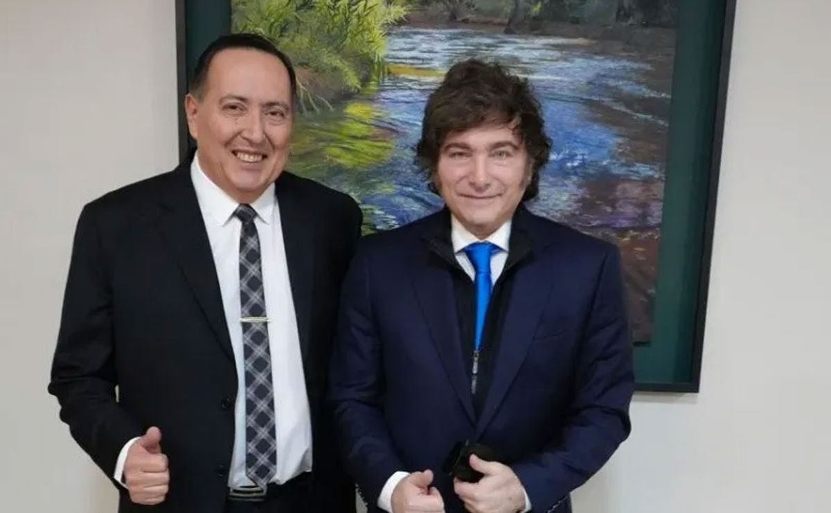 El pastor que se abrazó con Milei dice que se le transformaron pesos en US$100 mil