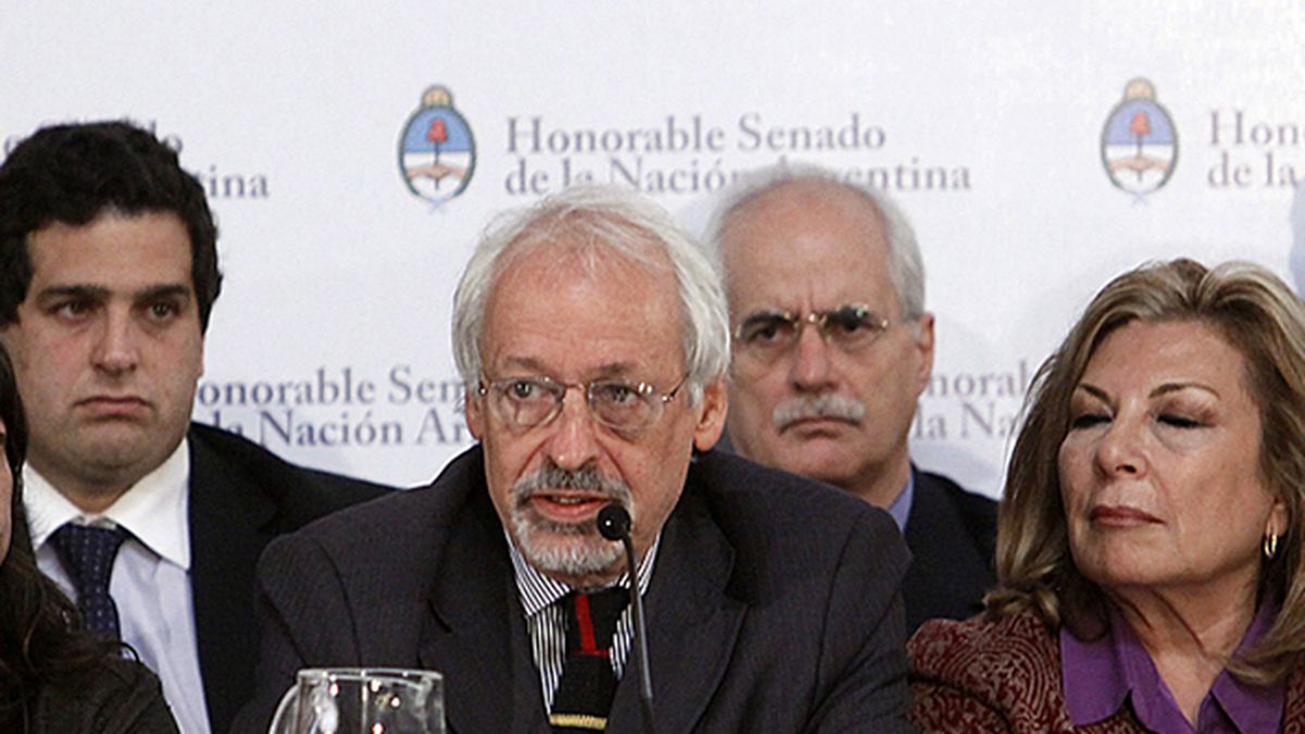 Verbitsky dice que quieren ensuciar a Montoneros