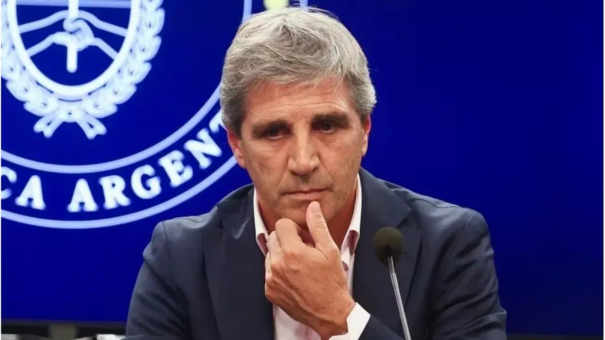 Luis Caputo, On Fire: Me dan ganas de cagarlos a patadas en el culo