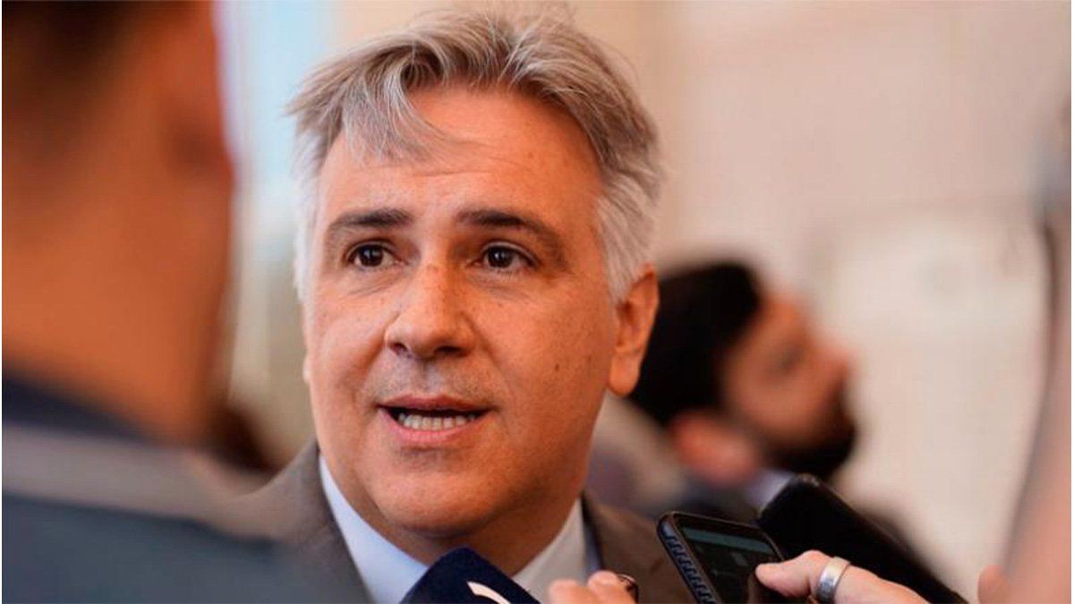 Martín Llaryora y el souvenir de Milei: Una silbatina