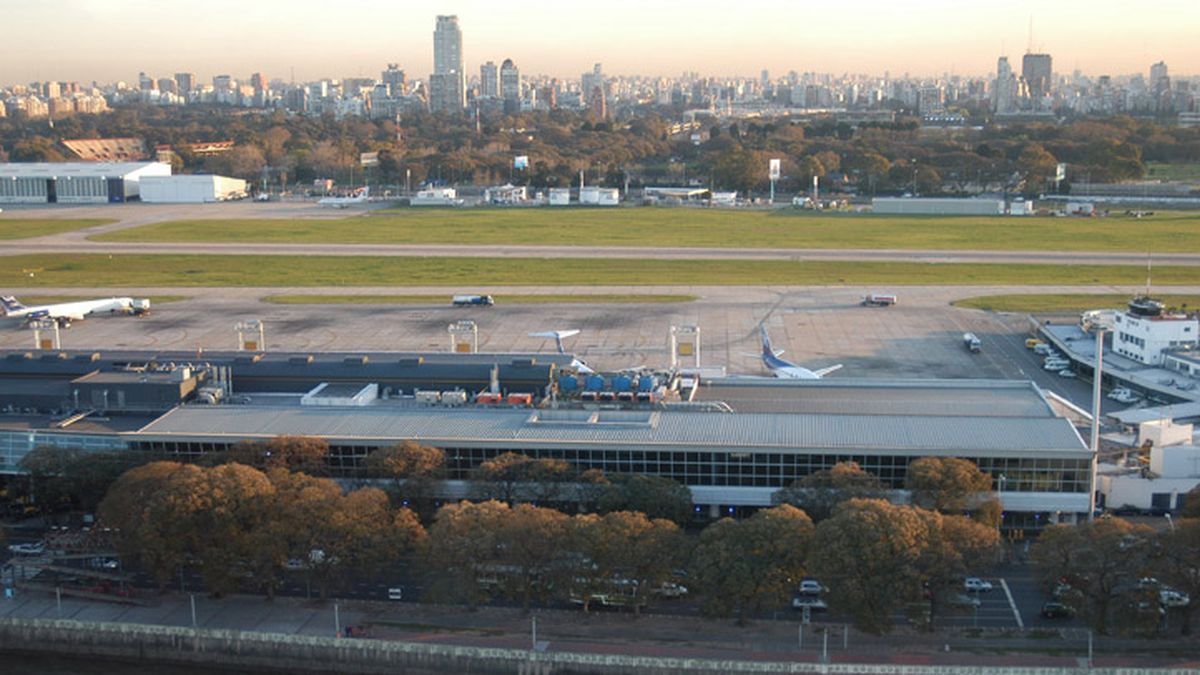 Antes de la explosión económica, solo vuelan reclamos en Aeroparque
