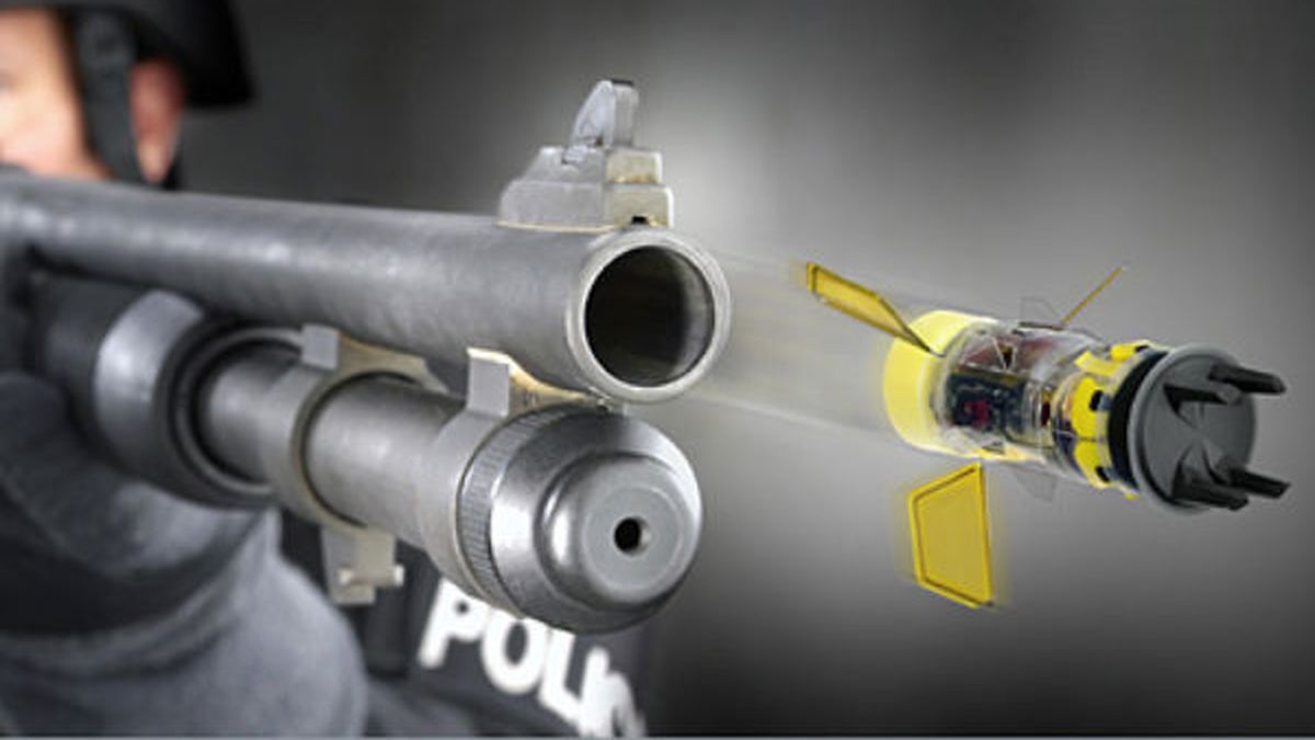 Desarrollan un arma no letal que electrocuta y enceguece a la vez