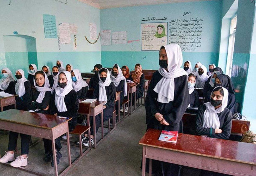 El Talibán cierra aulas para niñas de 12 años en adelante