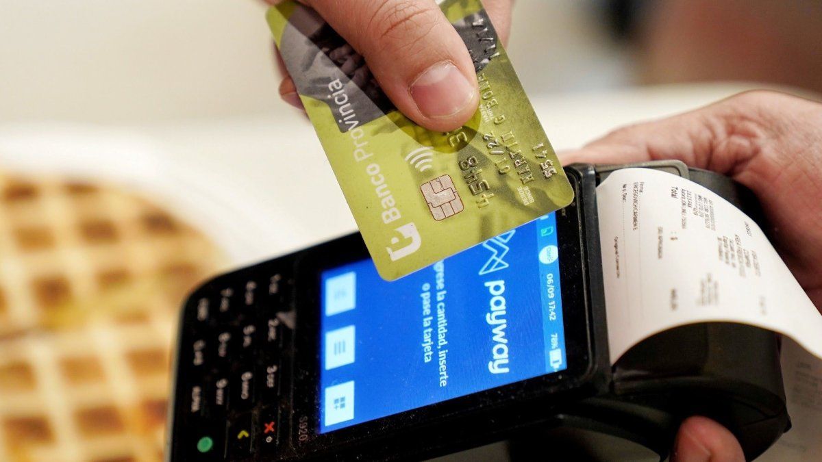 Recargos ilegales en compras con tarjetas: Qué hacer si te pasa