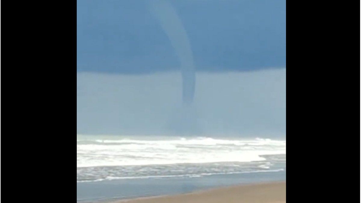 Sorpresa en Necochea por una tromba marina: Videos