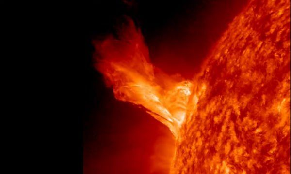 NASA toma fotos de inmensa llamarada solar