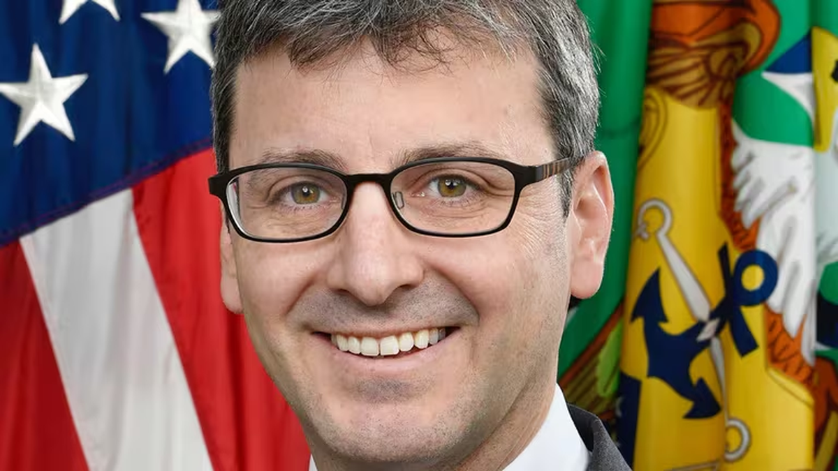 Sale olor de la cocina de Luis Caputo: Prepara un plan con el Tesoro y ...