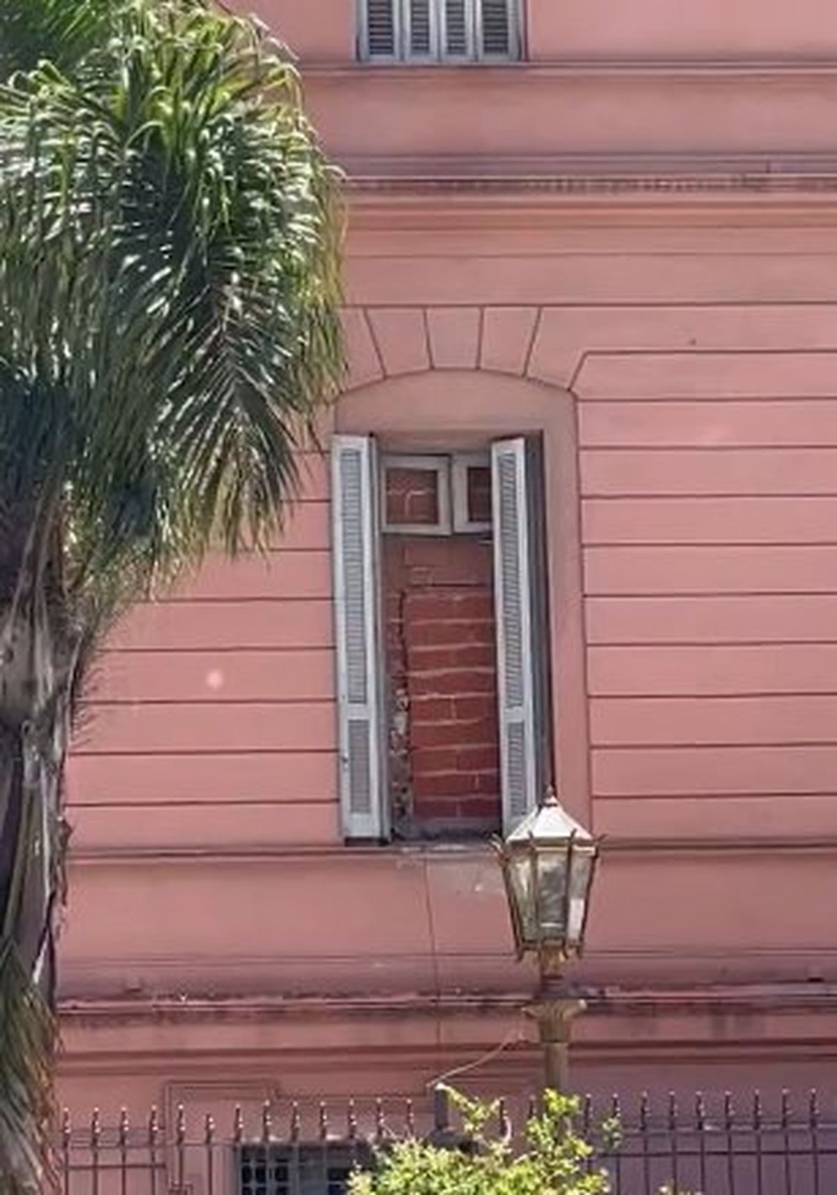 La Casa Rosada tiene ventanas tapiadas y hay revuelo en redes (pero hay una explicación)