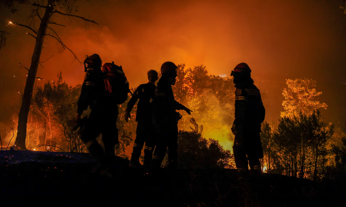 Arde Grecia: Humo asfixia a Atenas e incendio fuera de control