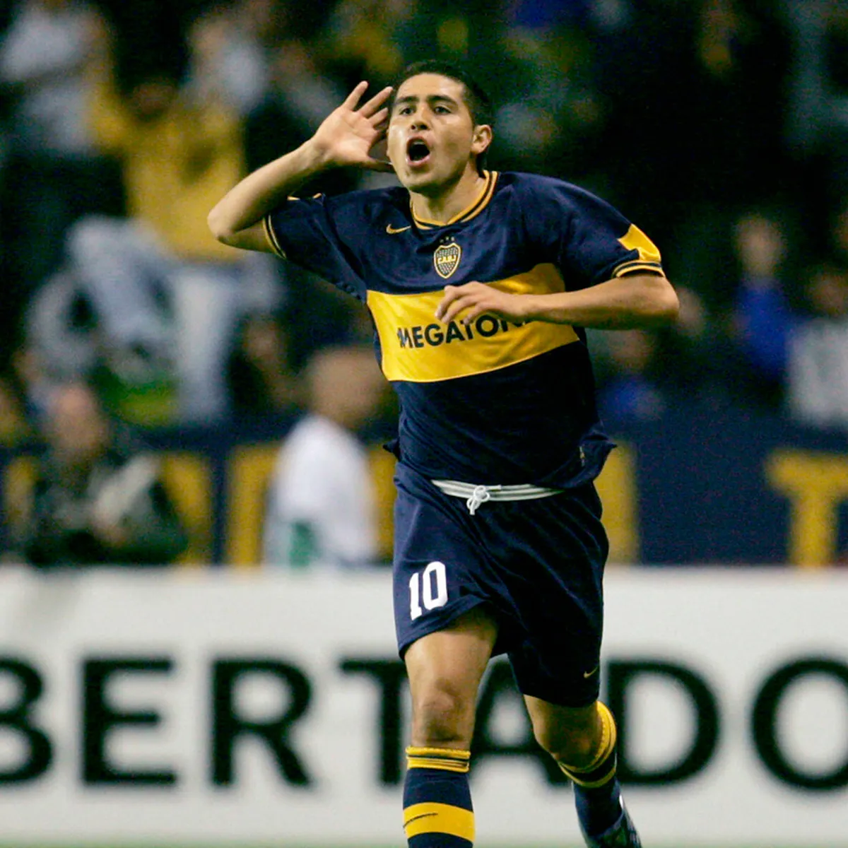 Juan Román Riquelme se luce pateando tiros libres