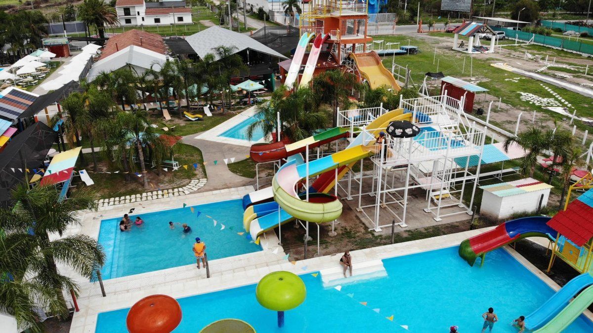 Un parque con más de 20 toboganes y piletas para pasar el día