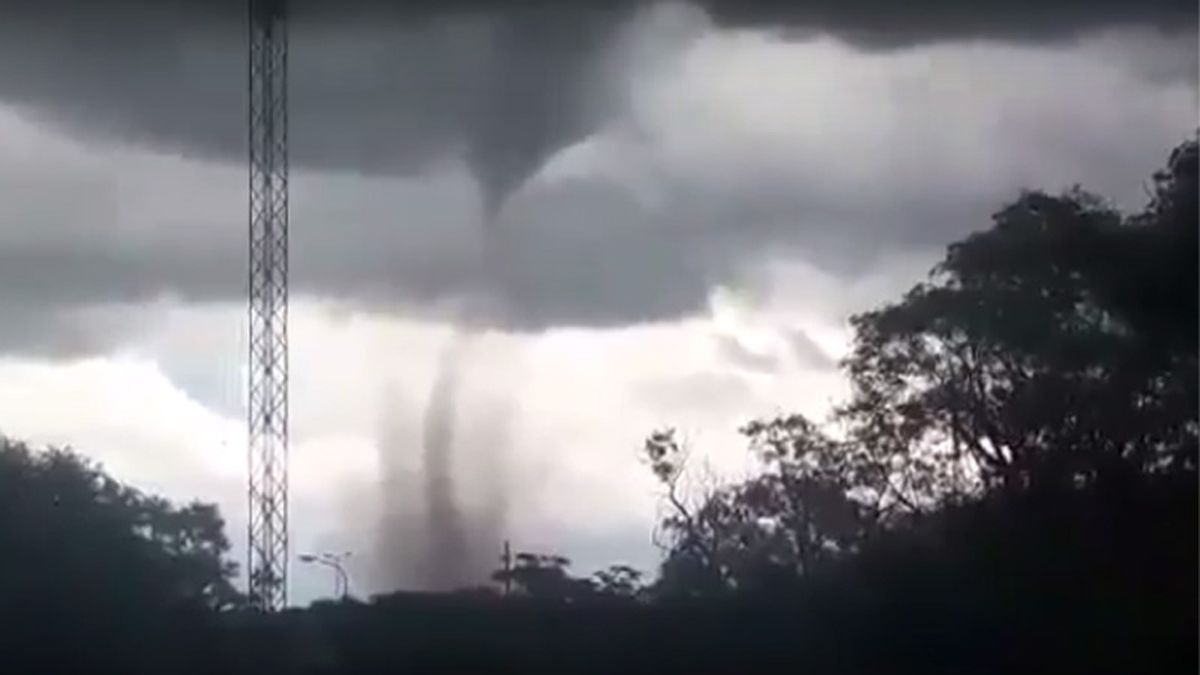 Impactante Tornado En San Luis Video