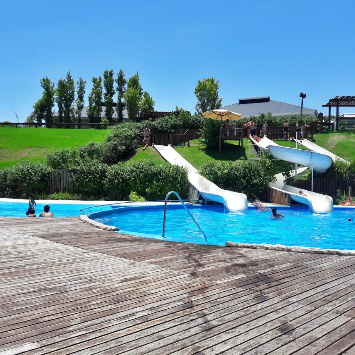 El parque acuático desconocido con grandes piletas y toboganes