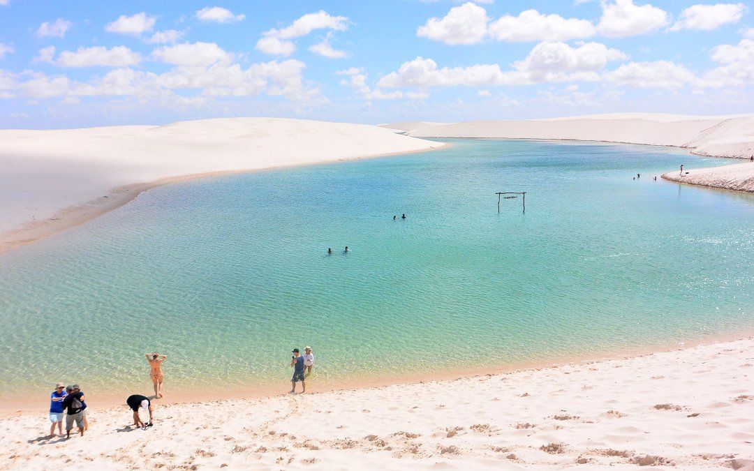 Un desierto en Brasil con lagunas azules entre las dunas
