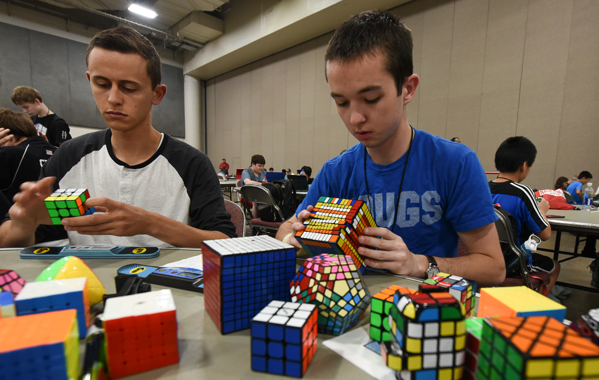Erno Rubik, el hombre que inventó el juguete más vendido (y complicado) del mundo