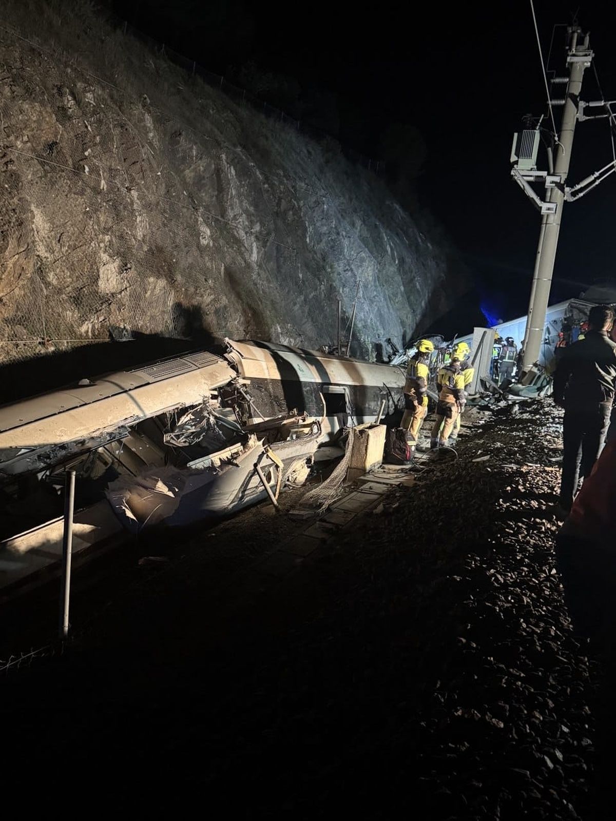 Accidente ferroviario en Adamuz: confirman 39 muertos tras el choque de ...