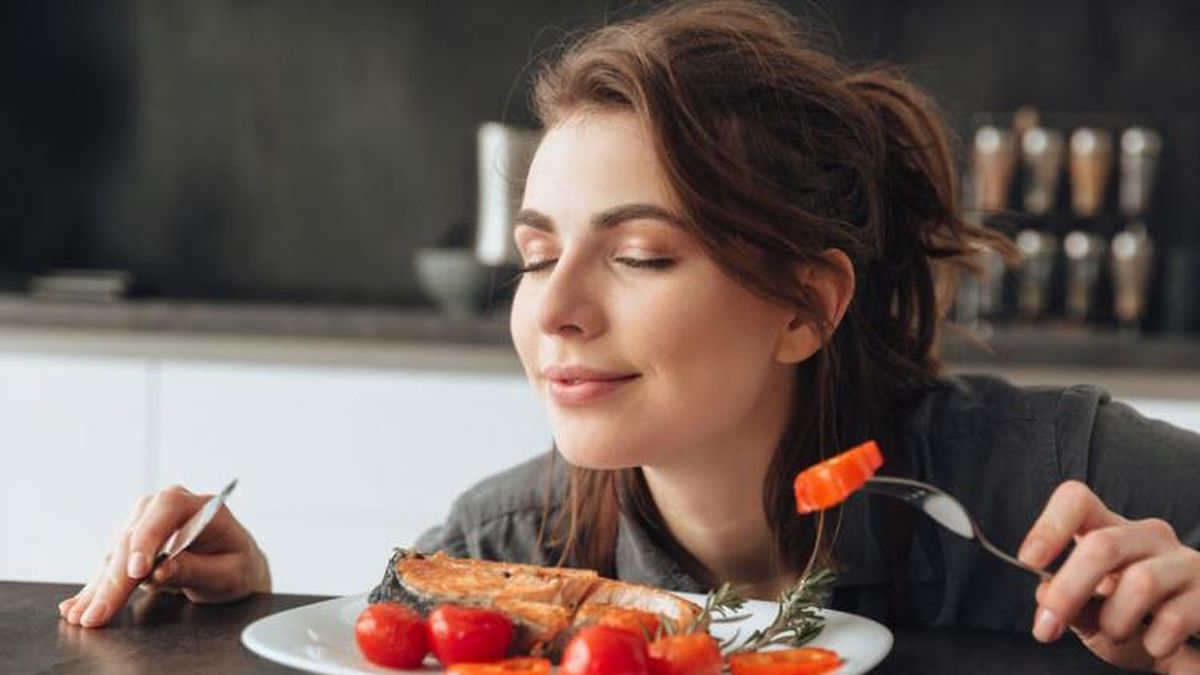 Oler la comida antes de comerla permite sentir saciedad más rápido