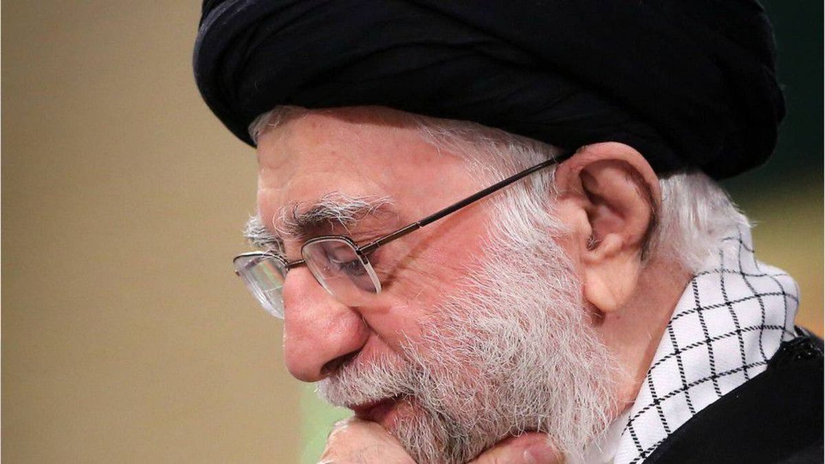 Mahsa Amini, la decadencia de Ali Khamenei y adiós al hiyab