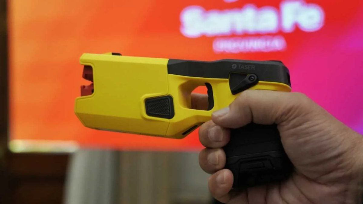 ¿Más seguridad?: Primeras pistolas Taser para la Policía de Santa Fe