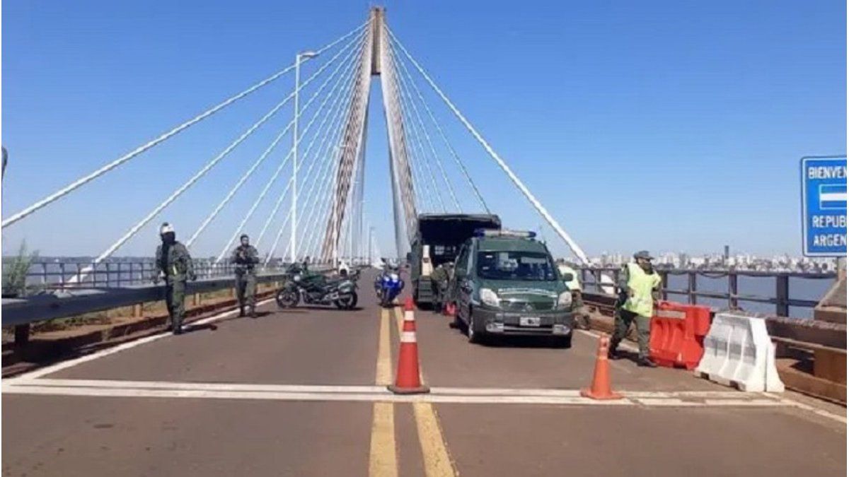 Bolsillos fríos: ahora los argentinos cruzan a Paraguay para cargar nafta
