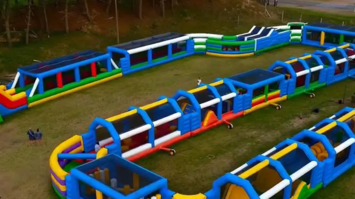 Gigantesco parque inflable de 300 metros abre sus puertas al público