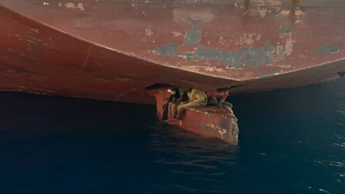 Gran periplo para arribar a Europa: 11 días en una pala de timón