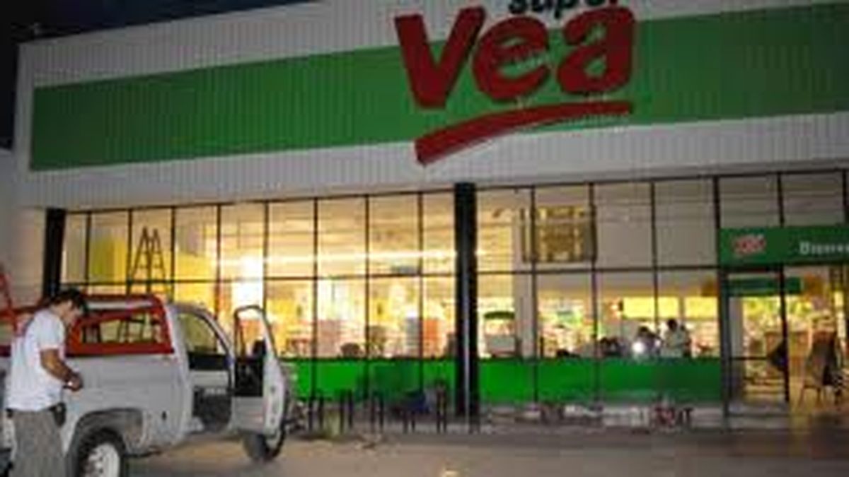 Saqueos en un super Vea, en La Plata