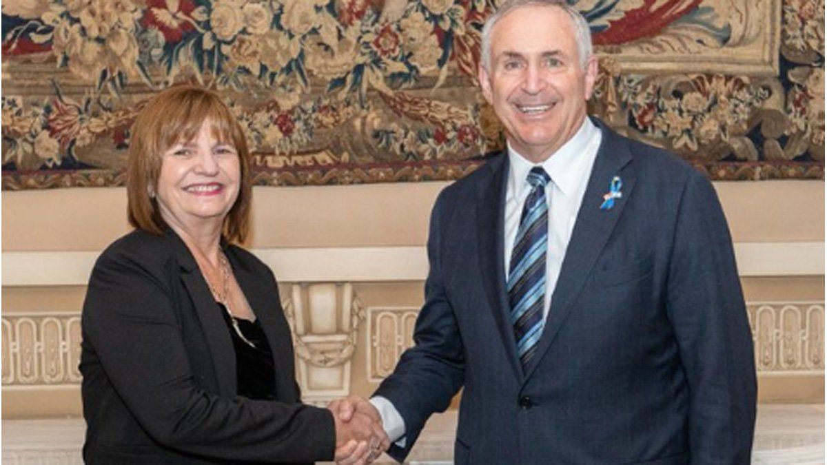 Sugestivo lo de Stanley en sus encuentros con Bullrich y CFK
