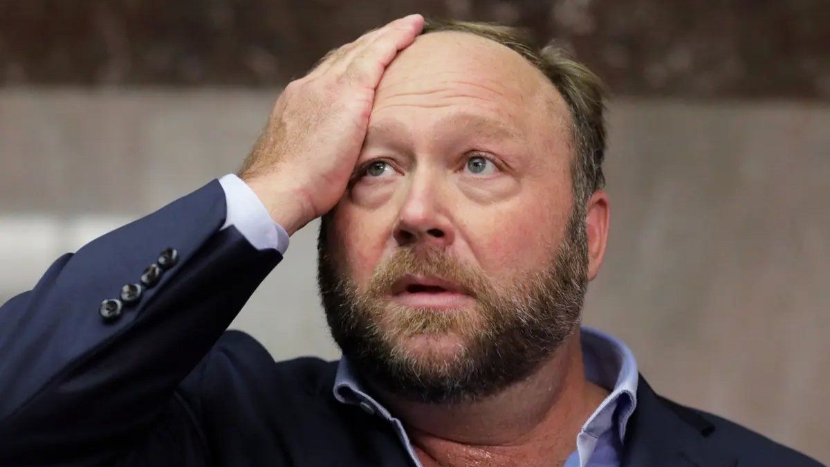 Alex Jones deberá pagarle un billón de dólares a víctimas