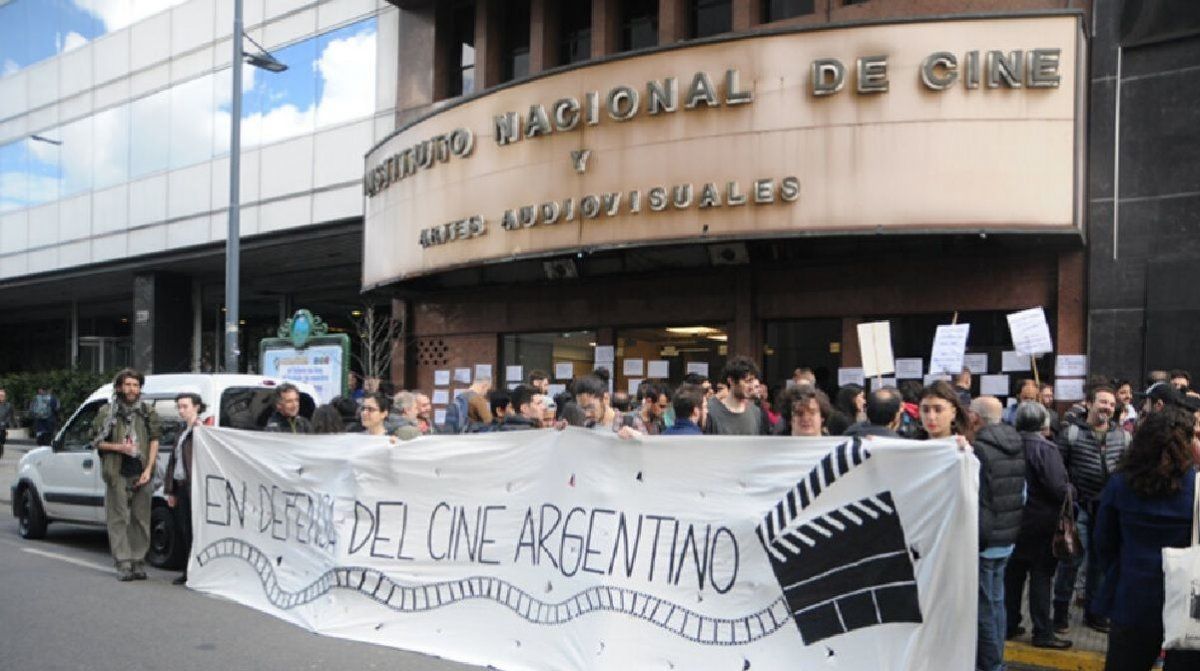 Poda en el INCAA: Dejan solo 4 gerencias y suspenden a empleados