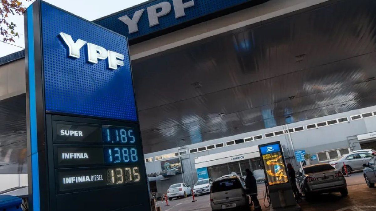YPF baja el precio de la nafta durante la madrugada: Dónde se puede cargar más barato
